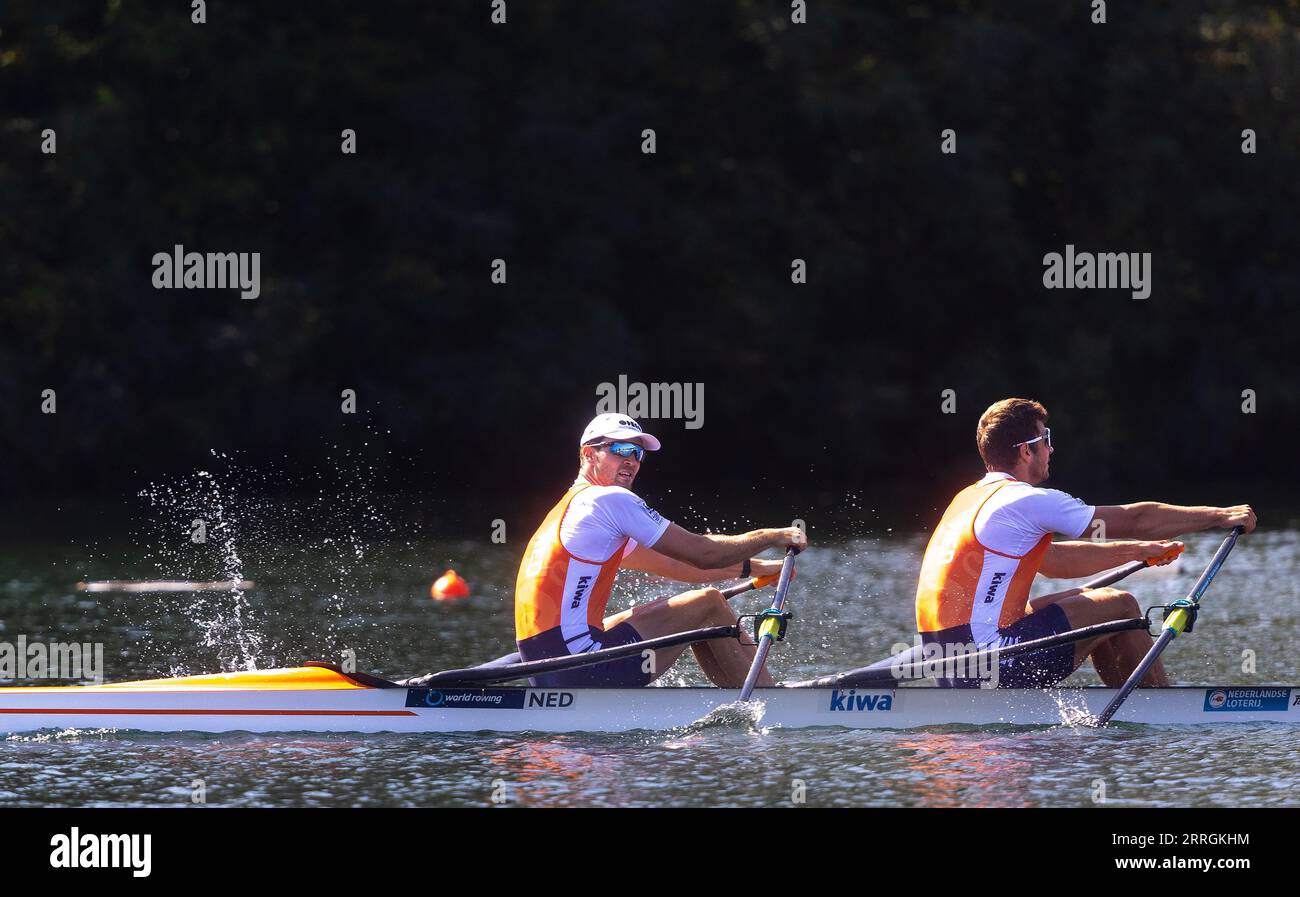 Double skiff skull hi-res stock photography and images - Alamy
