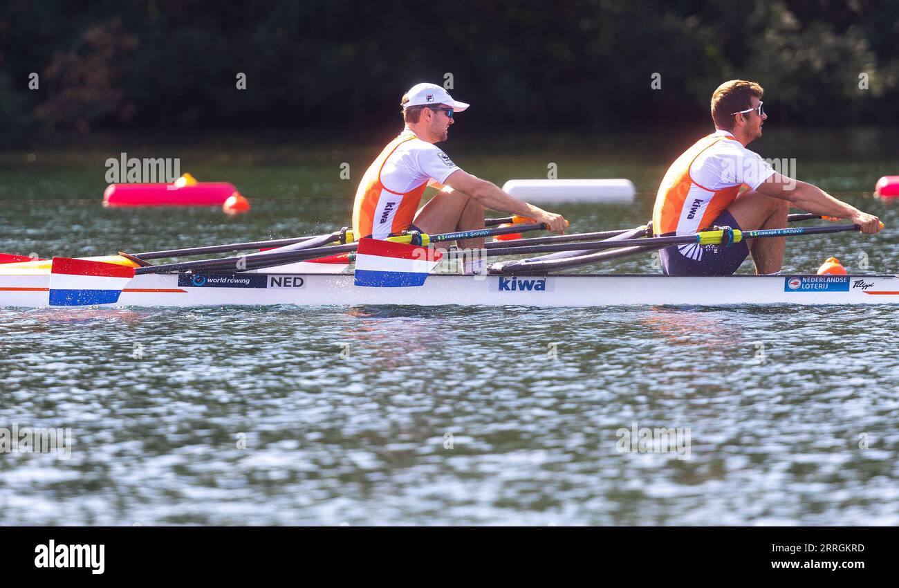 Double skiff skull hi-res stock photography and images - Alamy