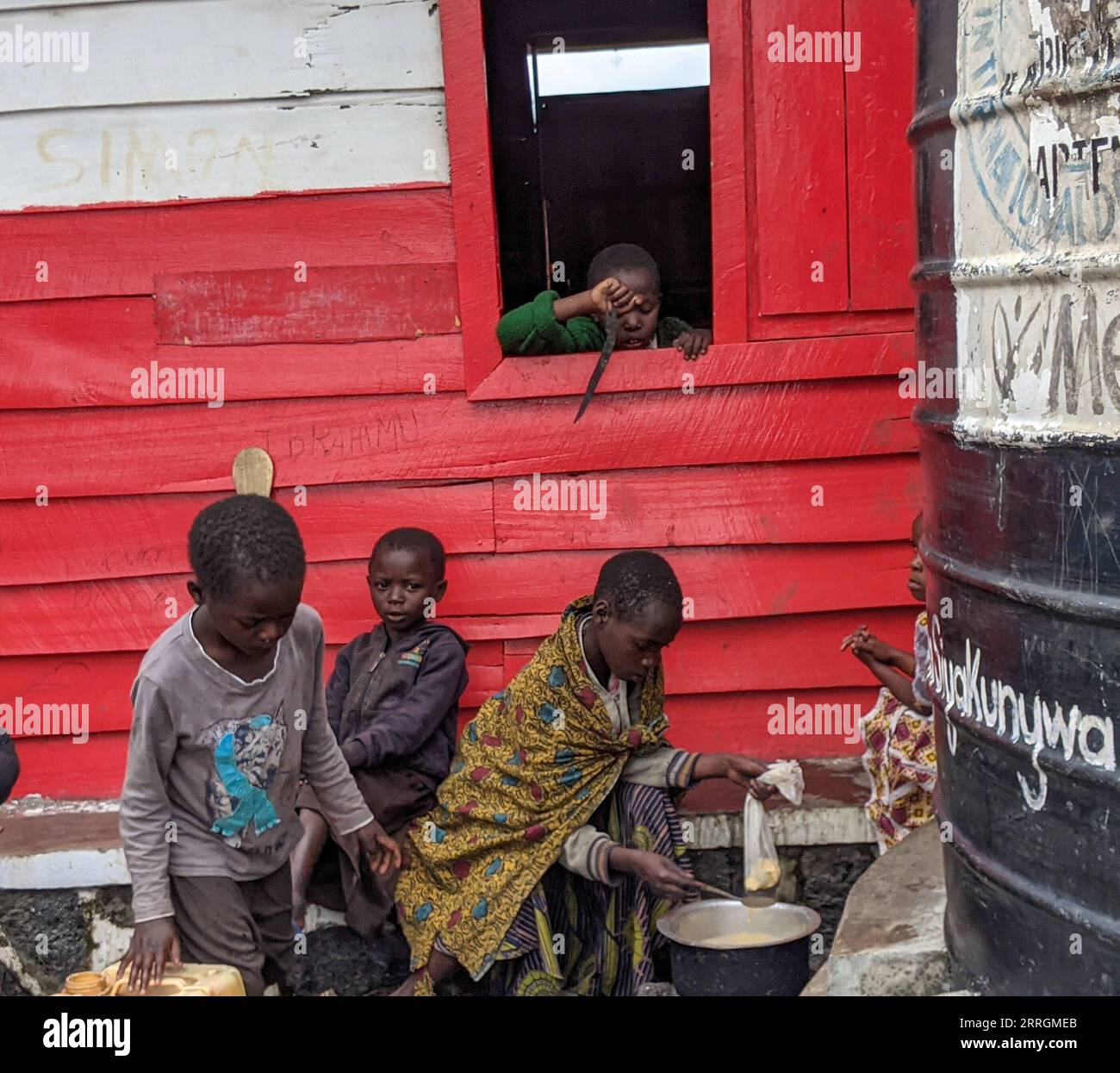 220526 -- KIBUMBA DR CONGO, May 26, 2022 -- Displaced people are seen ...