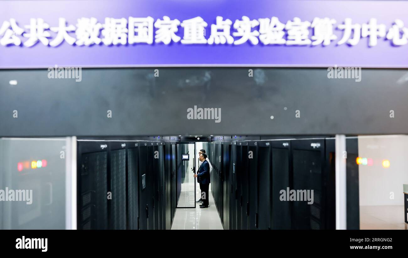 220527 -- GUIYANG, May 27, 2022 -- Staff members work at the State Key ...