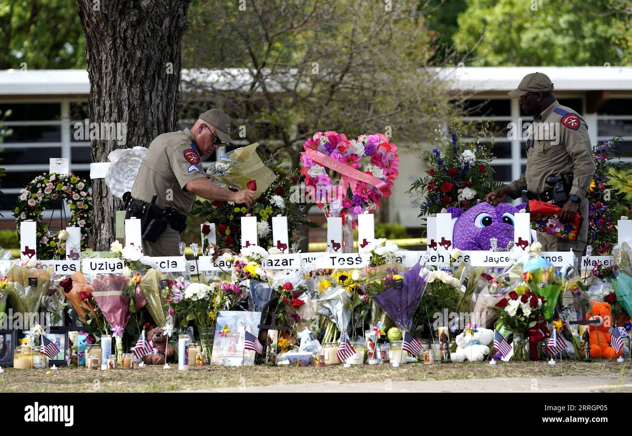 Two children lay flowers hi-res stock photography and images - Alamy