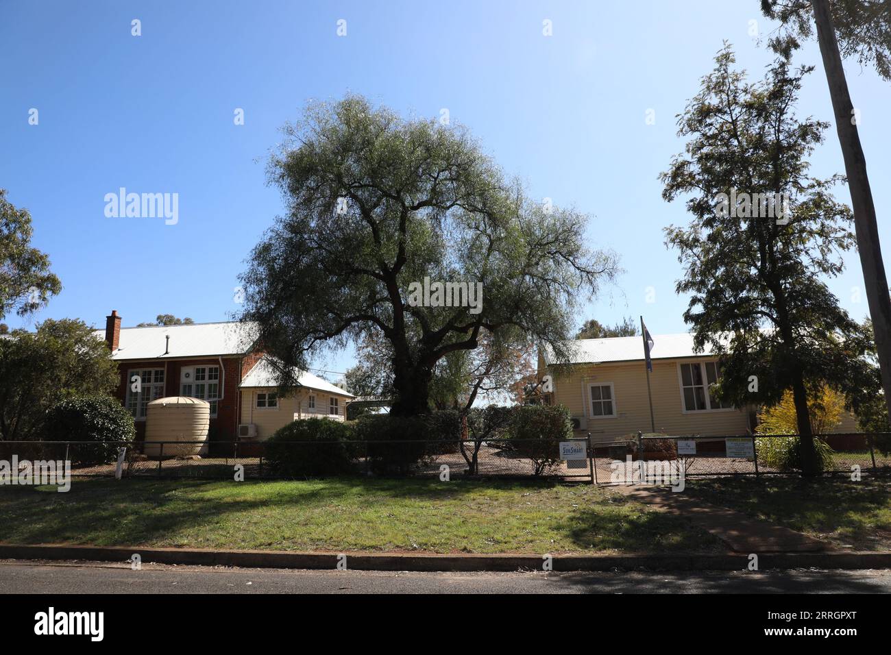 School building australia rural hi-res stock photography and images - Alamy