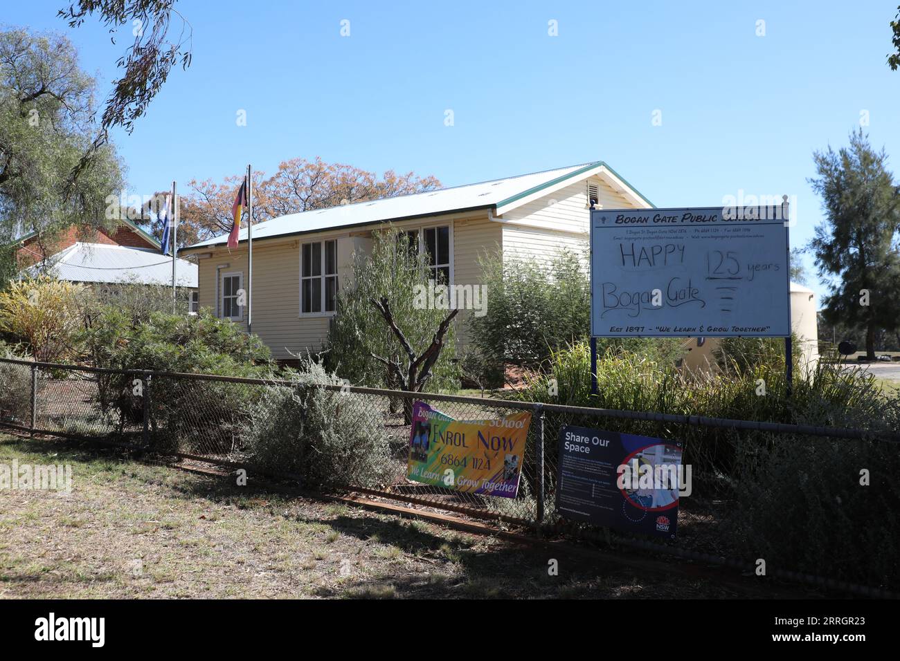 School building australia rural hi-res stock photography and images - Alamy