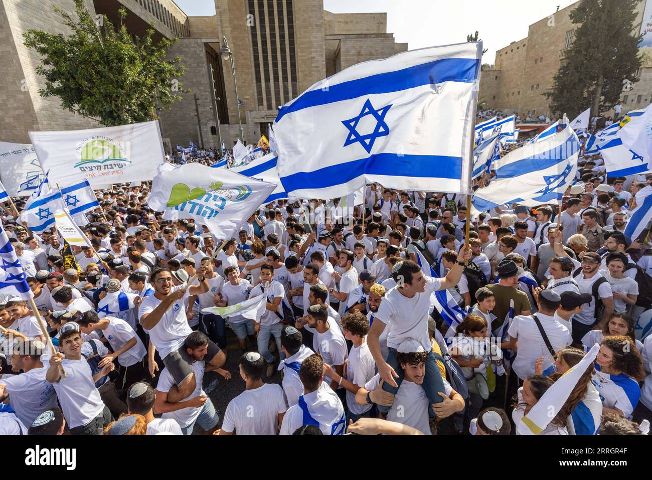 220529 -- JERUSALEM, May 29, 2022 -- People take part in the flag march ...