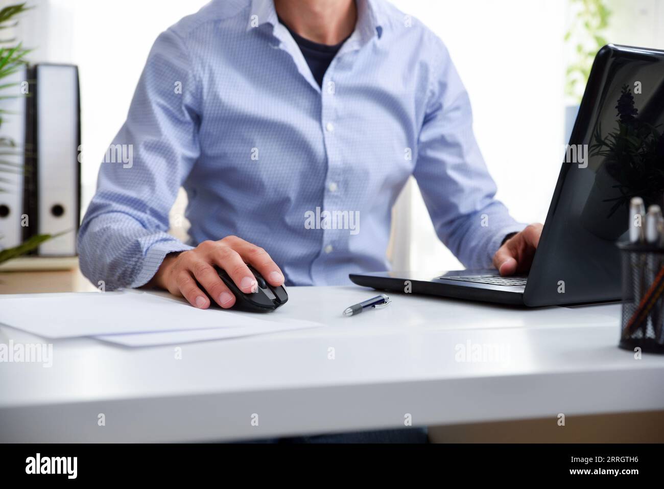 Using the mouse hi-res stock photography and images - Alamy