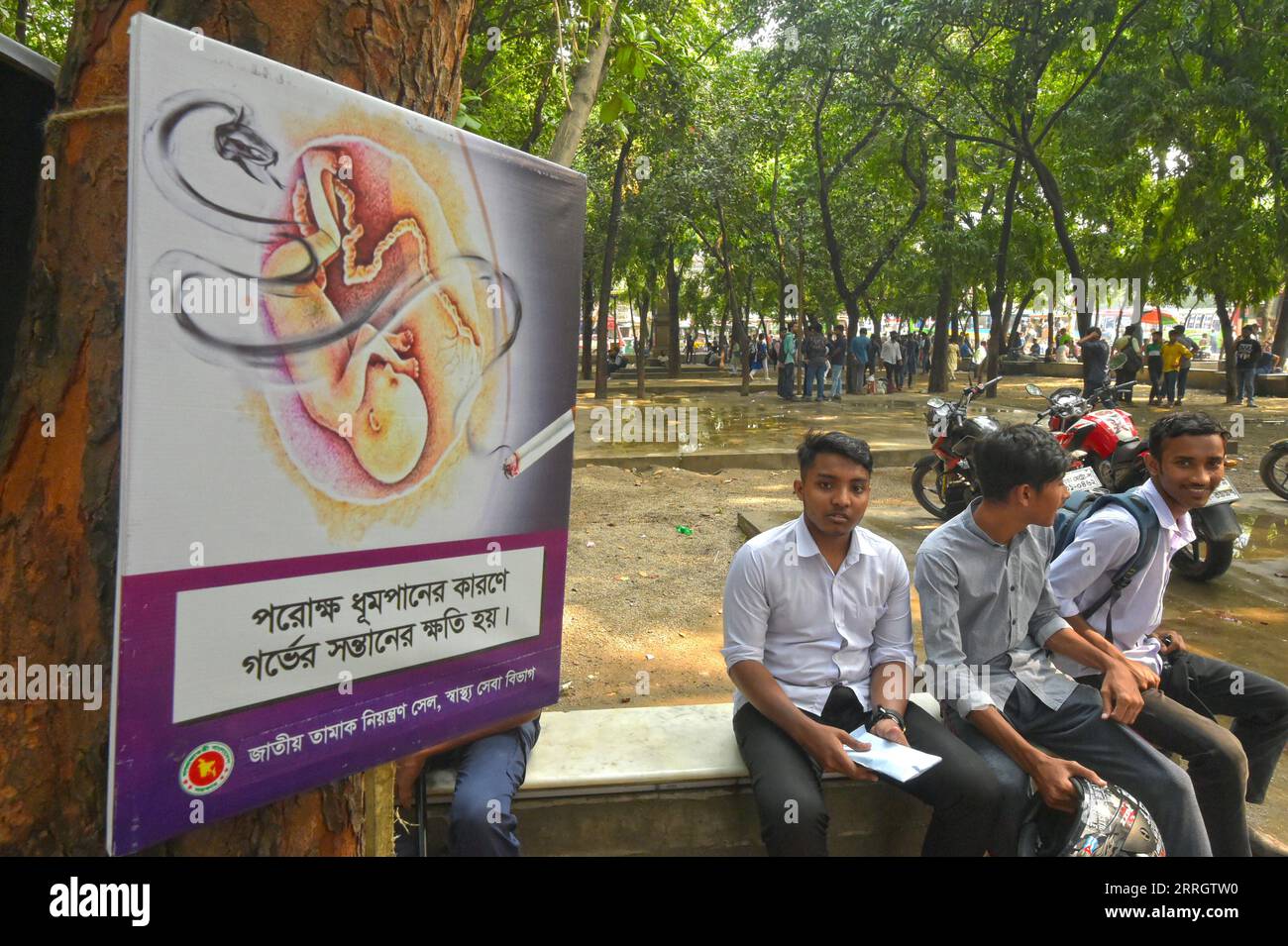 220531 -- DHAKA, May 31, 2022 -- Young people sit next to an anti ...