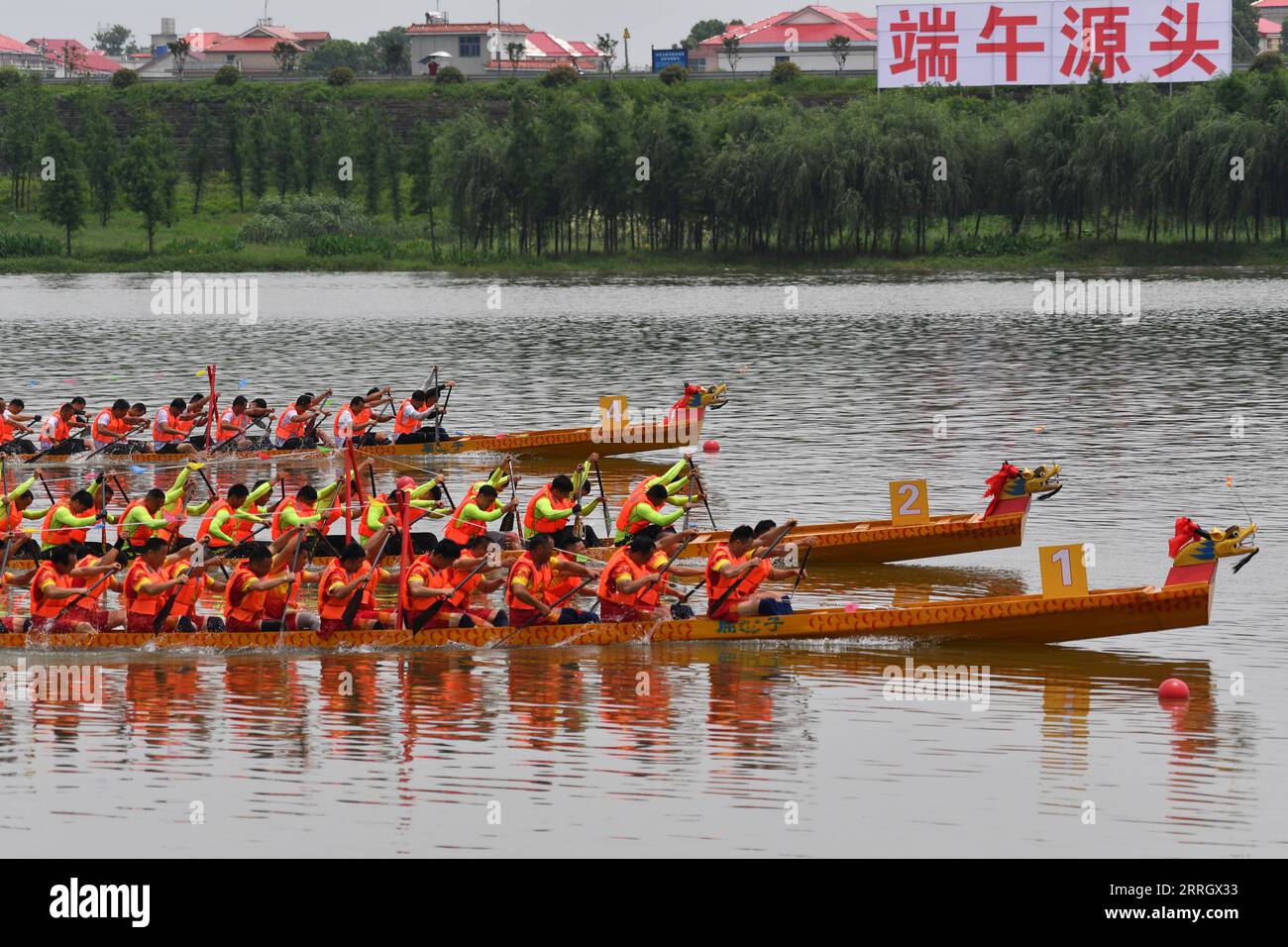 220602 -- CHANGSHA, June 2, 2022 -- Dragon boat crew members ...