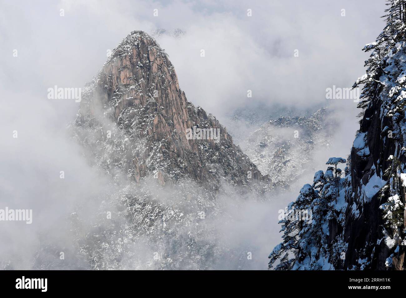 220607 -- HUANGSHAN, June 7, 2022 -- Photo taken on Feb. 5, 2022 shows the snowy scenery of ...