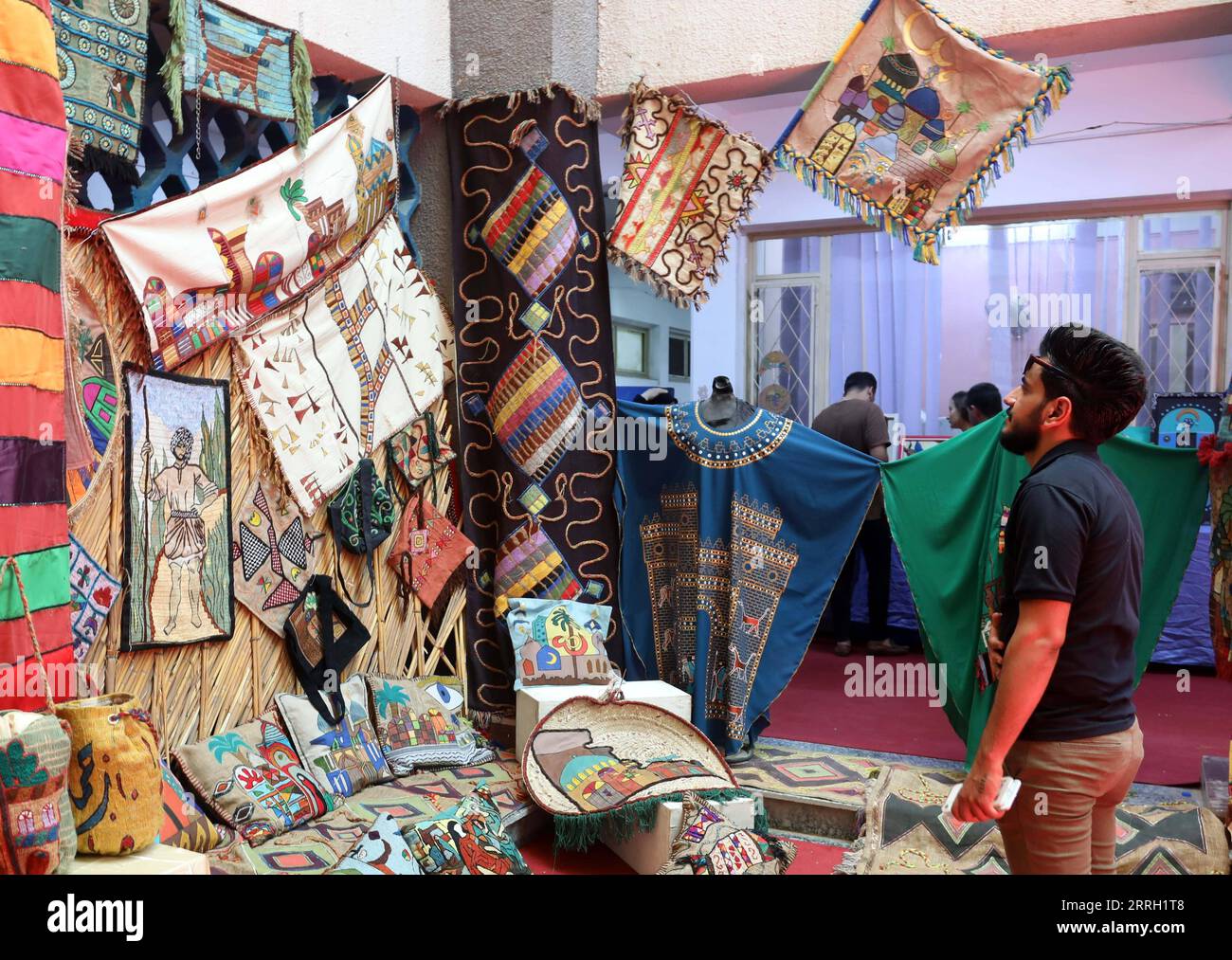 Iraq crafts hi-res stock photography and images - Alamy