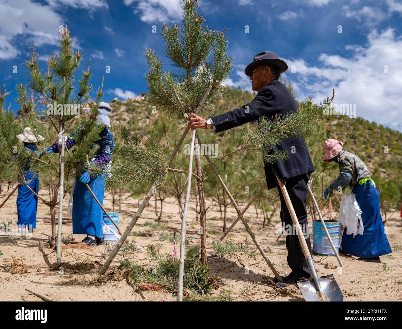 220606 -- LHASA, June 6, 2022 -- Penjig front instructs workers in ...