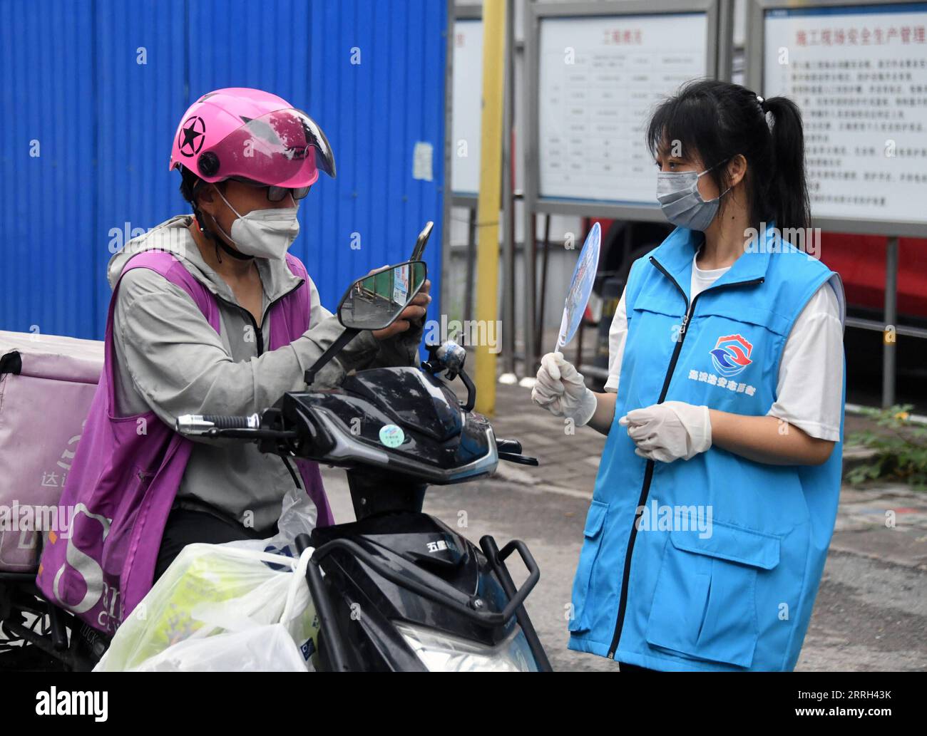 220612 -- BEIJING, June 12, 2022 -- A deliveryman scans a QR code to ...