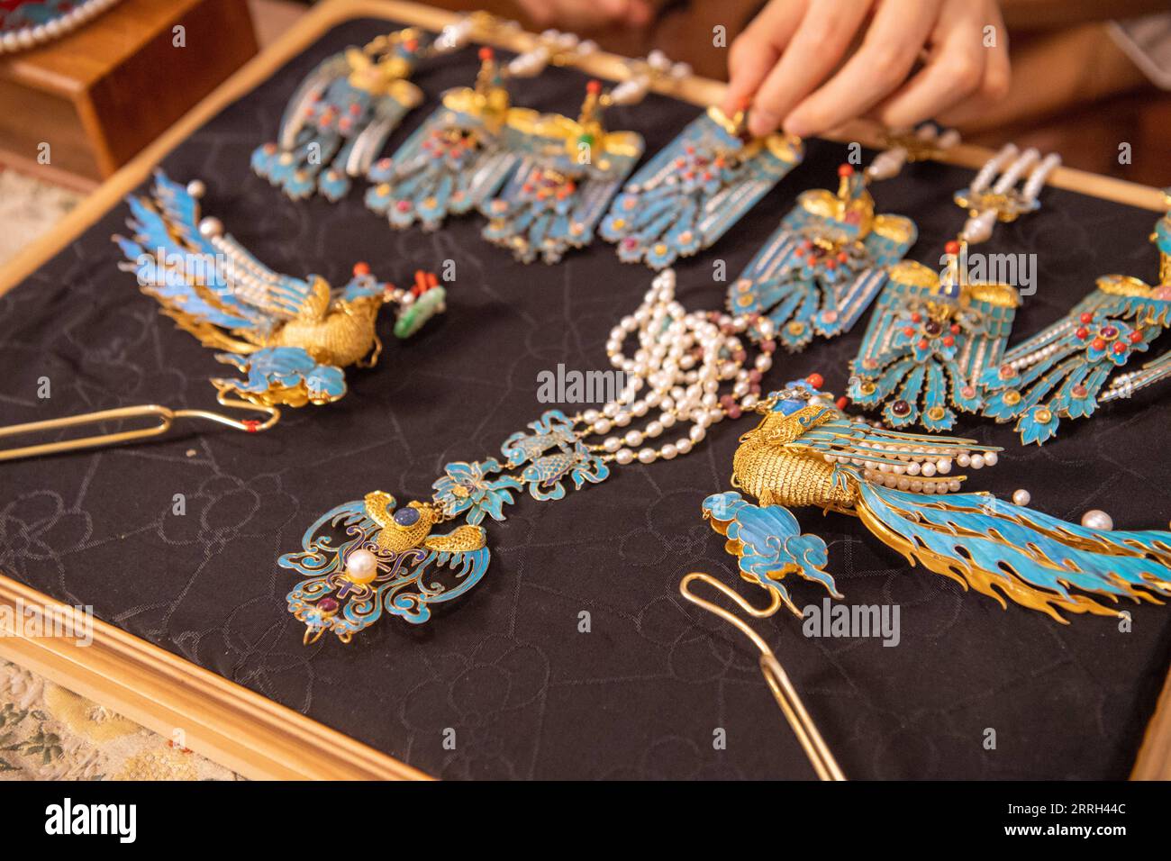 220612 -- CHONGQING, June 12, 2022 -- Gu Guoqiang shows filigree mosaic ...