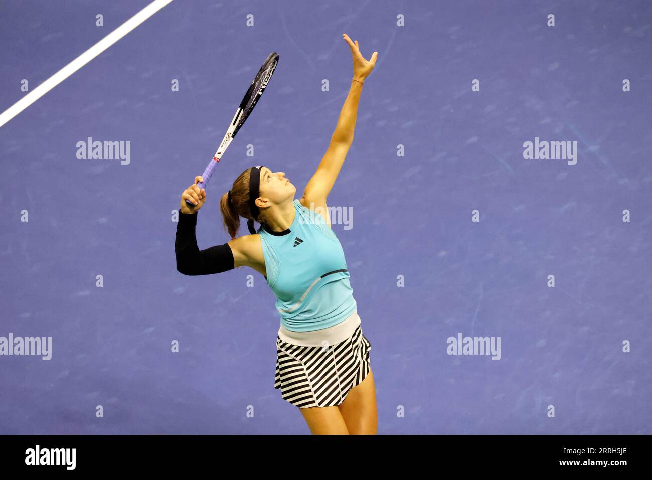 New York, United States. 07th Sep, 2023. Karolina Muchova serving to ...