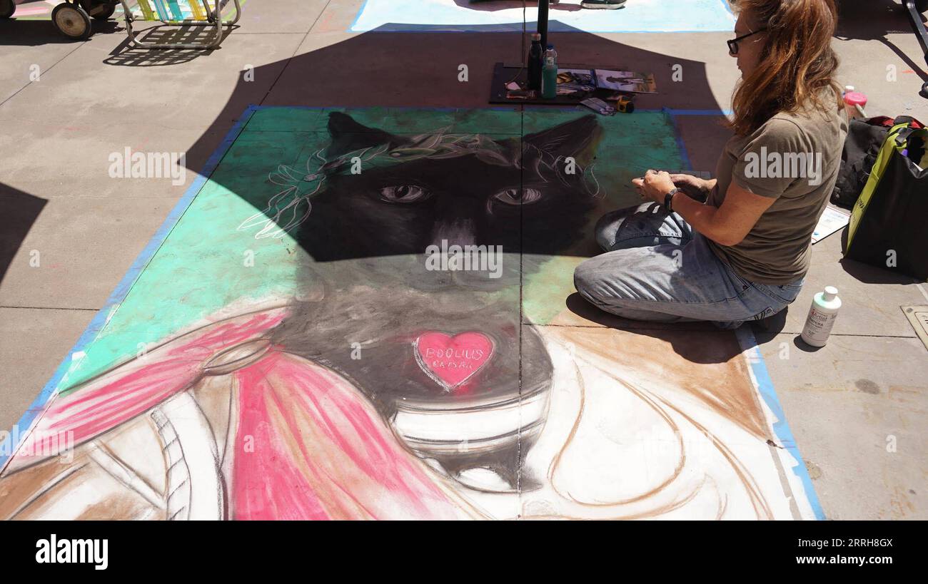 220619 -- PASADENA U.S., June 19, 2022 -- A chalk artist creates a work ...