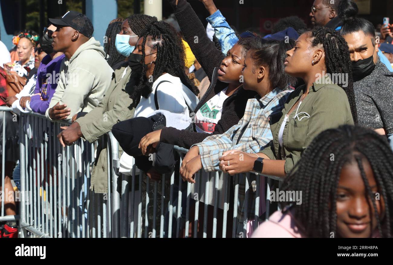 220620 -- SAN FRANCISCO, June 20, 2022 -- People take part in a ...