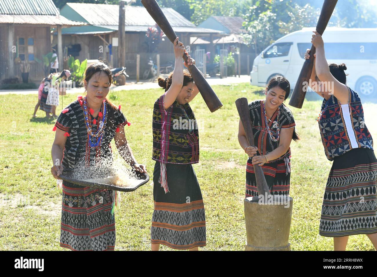 Co tu ethnic group hi-res stock photography and images - Alamy