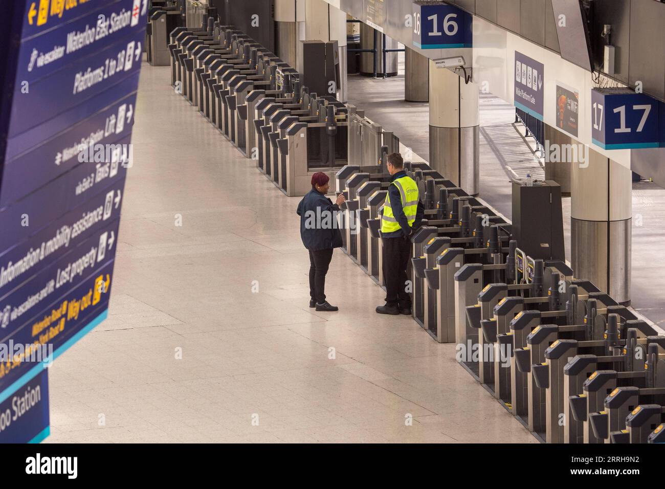 Inside waterloo station hi-res stock photography and images - Alamy