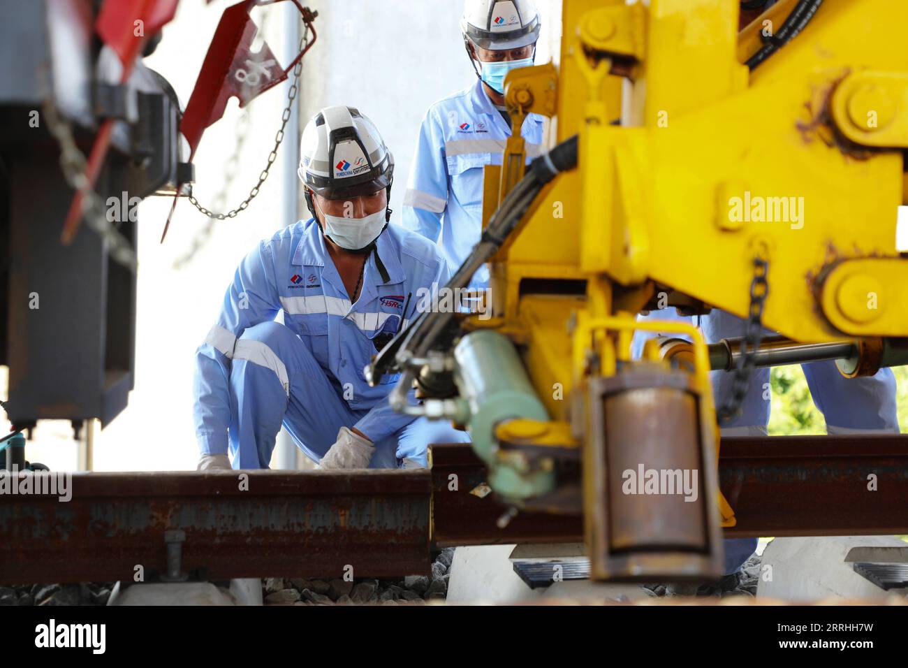 220702 -- BANDUNG, July 2, 2022 -- Laborers work at the construction ...