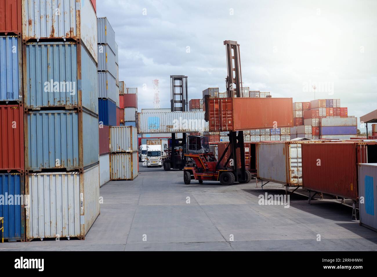 Loading and unloading technology hi-res stock photography and images ...