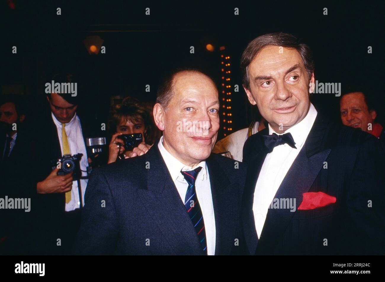 Harald Juhnke, deutscher Schauspieler, Sänger und Entertainer (rechts ...