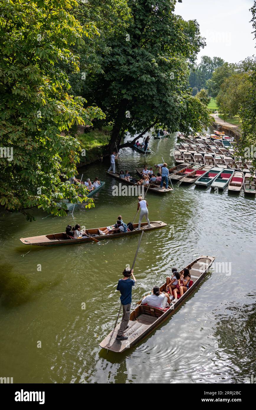 Oxford, UK, 8th September 2023. Students having fun punting on the ...