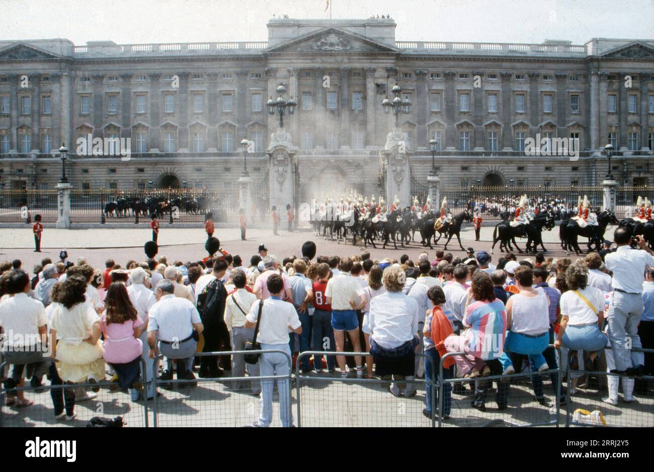Wachsoldaten ziehen vom Buckingham Palace auf die Mall anlässlich des ...