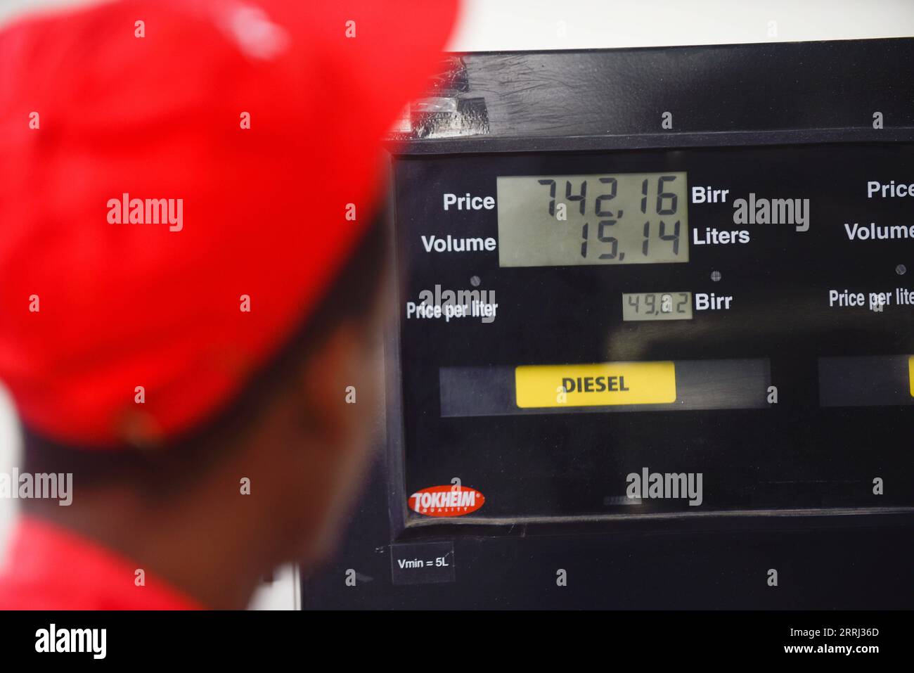 220713 -- ADDIS ABABA, July 13, 2022 -- A staff member works at a gas ...