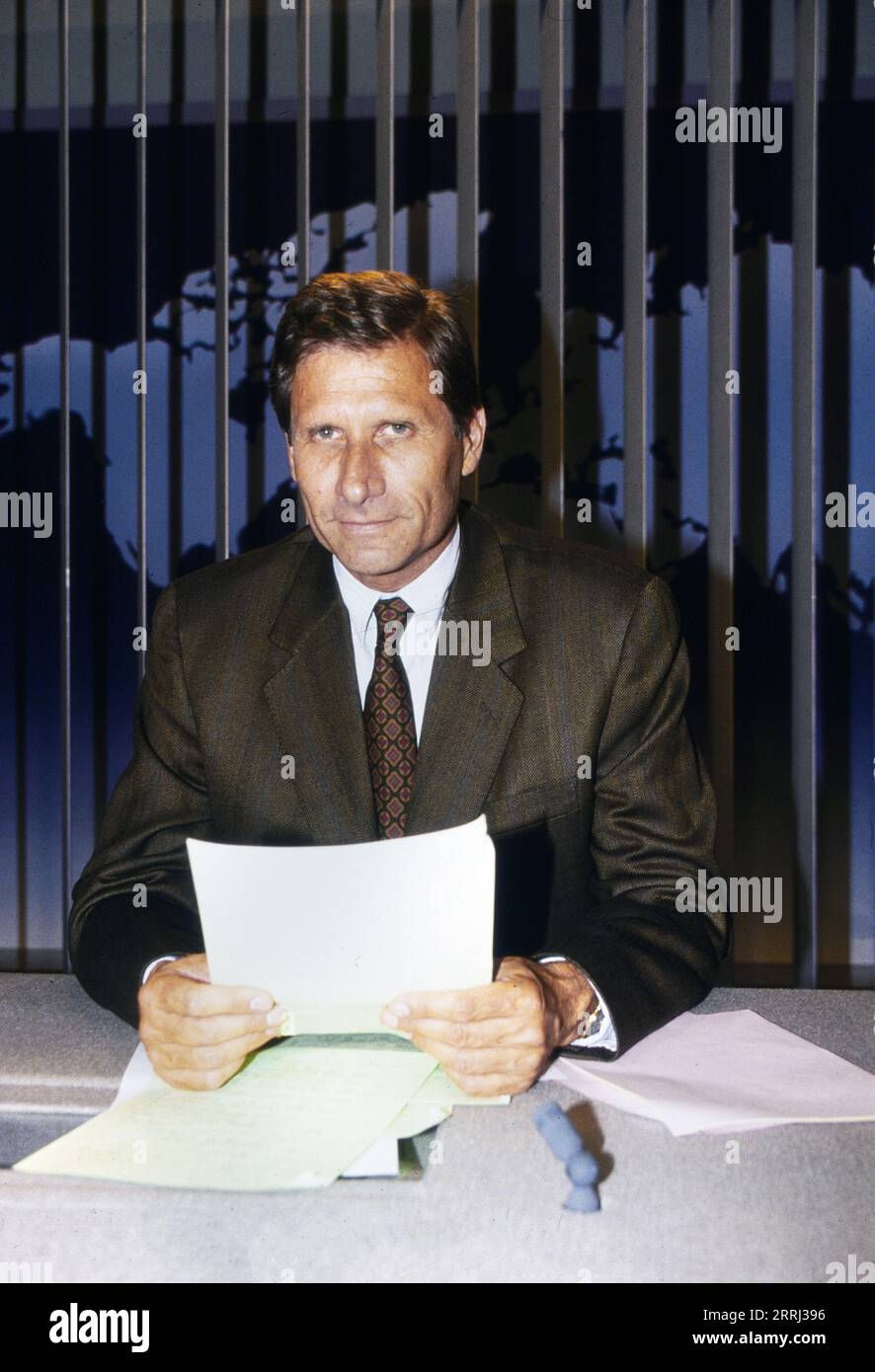 Ulrich Uli Wickert, deutscher Journalist, als Sprecher der "Tagesthemen" im Studio in Hamburg ...