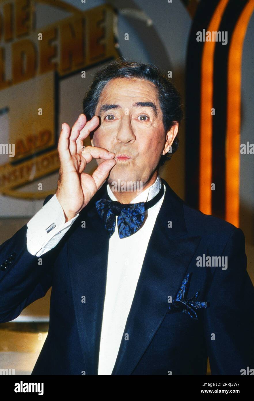 Vico Torriani, Schweizer Schlagersänger und Schauspieler, bei einem ...