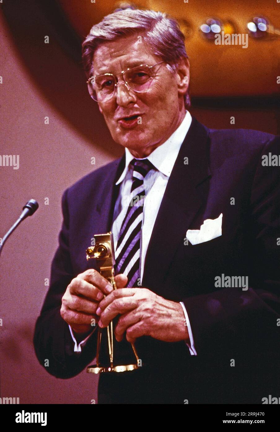 Günter Pfitzmann, deutscher Schauspieler, mit dem Fernsehpreis "Goldene ...