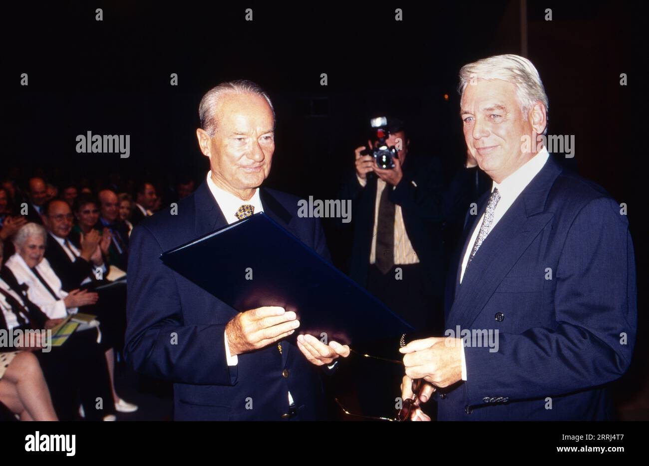 Reinhard Mohn, deutscher Unternehmer und Stifter, mit Manager Mark ...