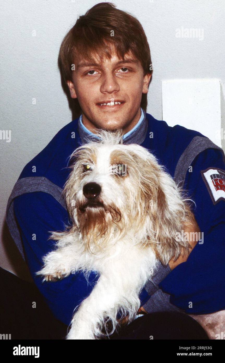 Komiker Hape Kerkeling mit Hund, circa 1985 Stock Photo - Alamy