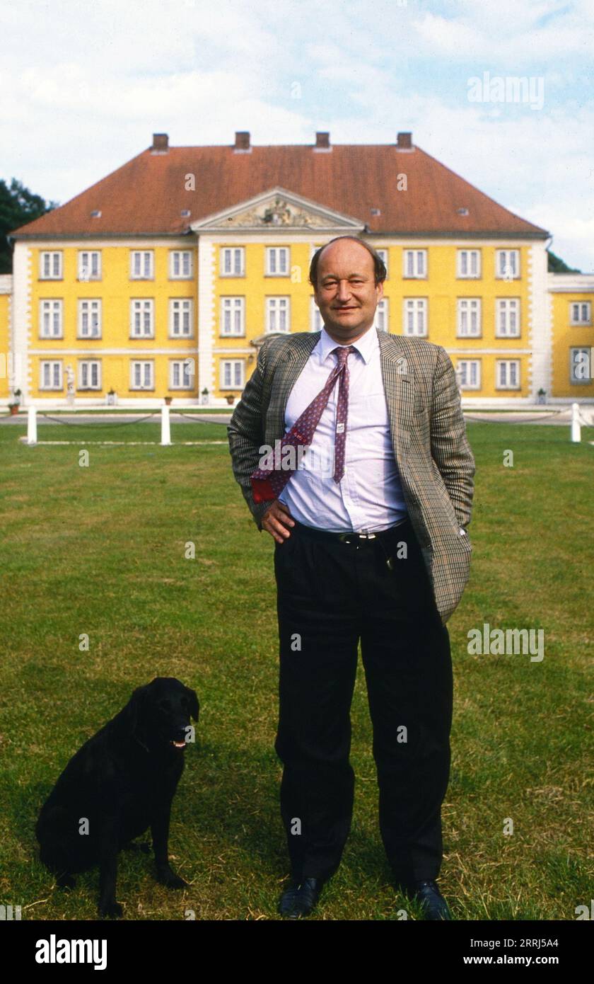 Nikolaus Graf von Bernstorff vor seinem Gut, Schloss Wotersen, Drehort ...