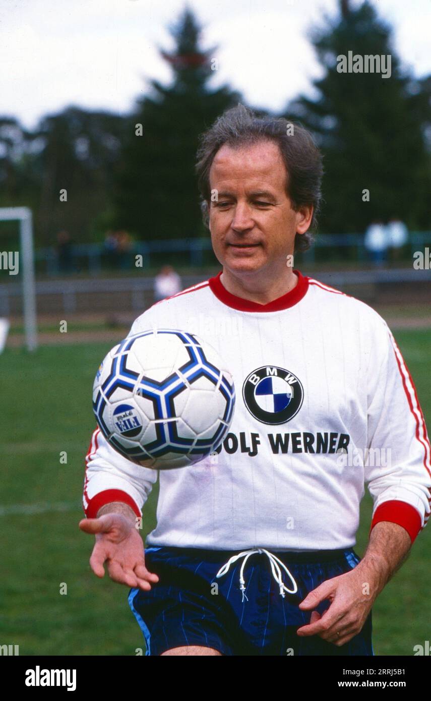 Schiedsrichter mit ball hi-res stock photography and images - Alamy