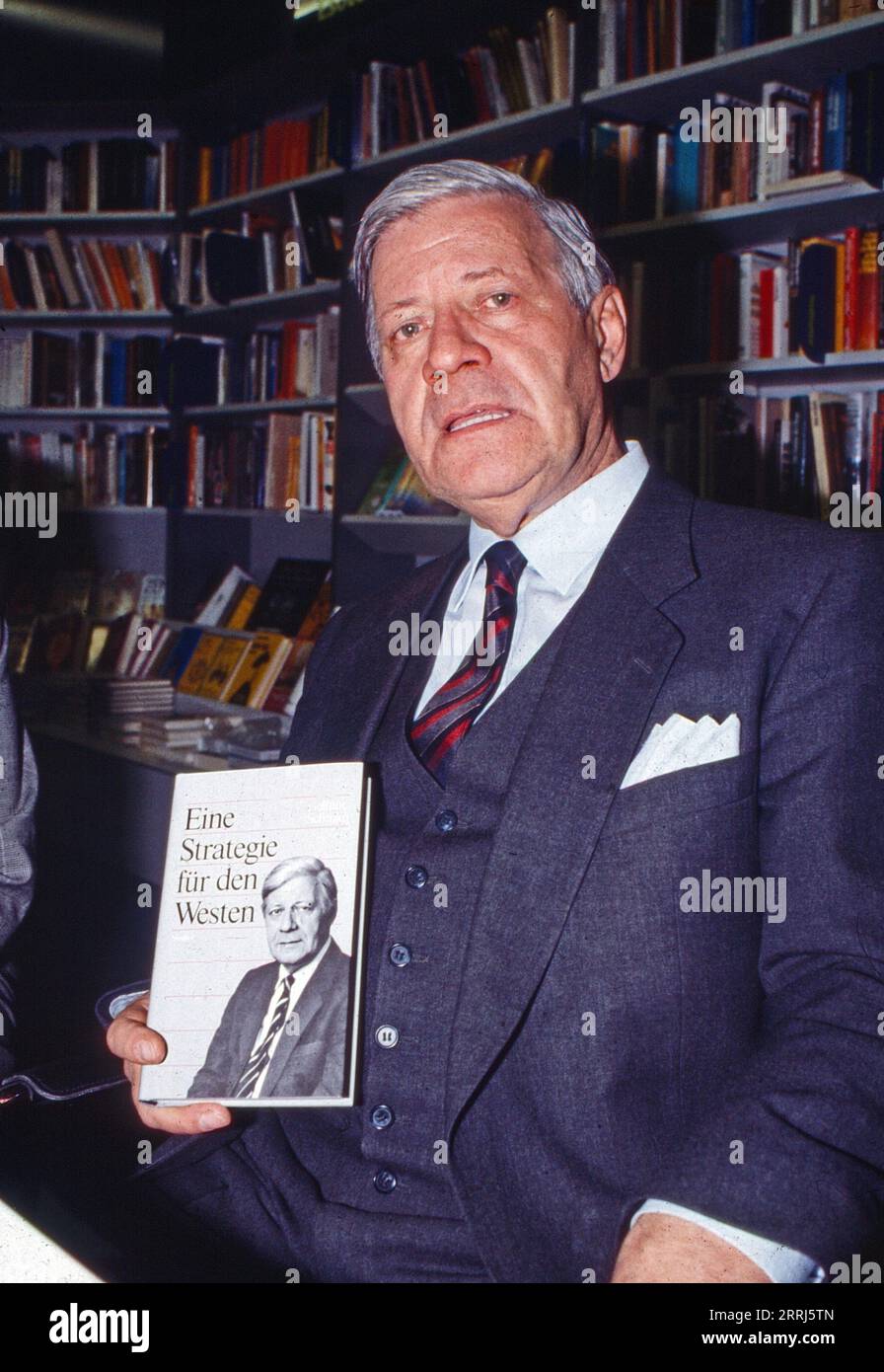 In der Buchhandlung: SPD Politiker und Ex Bundeskanzler Helmut Schmidt ...