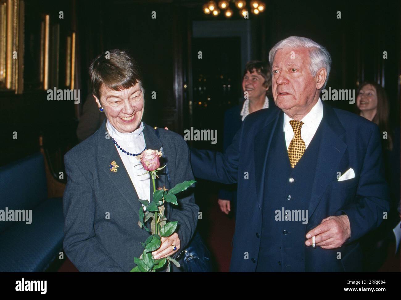 Loki Schmidt mit Rose, in Begleitung von Ehemann, Ex Bundeskanzler Helmut Schmidt, circa 1989 ...