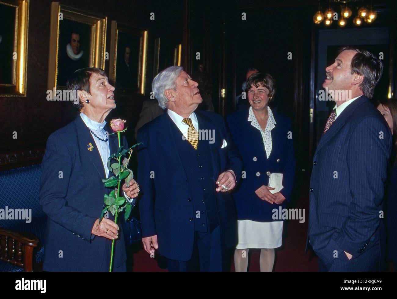 Loki Schmidt mit einer Rose, Ex Bundeskanzler Helmut Schmit und SPD Politiker Ortwin Runde ...