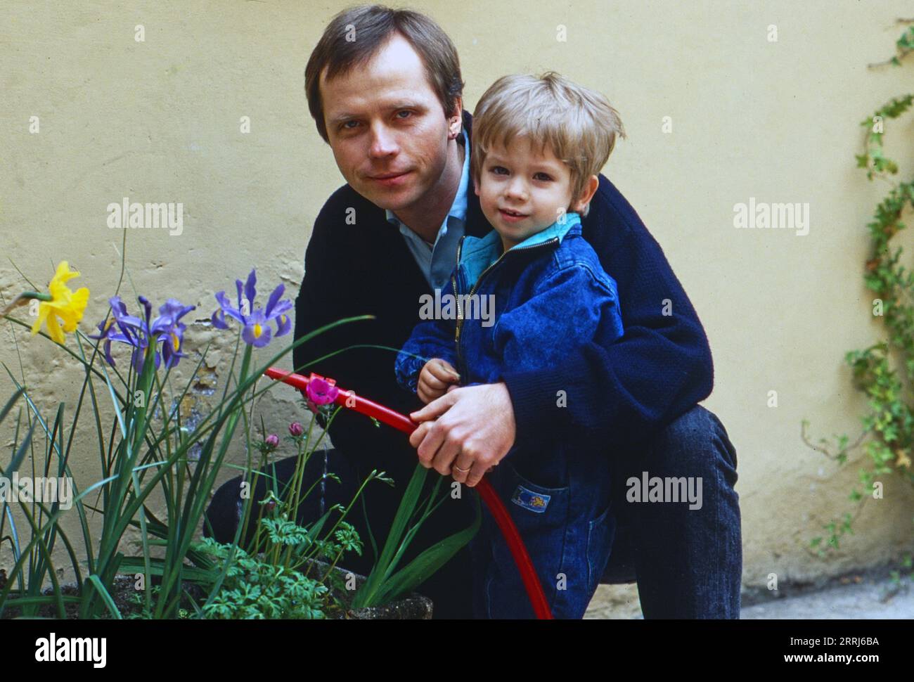 Schauspieler Michael Kausch mit Sohn Matheo, circa 1992 Stock Photo - Alamy