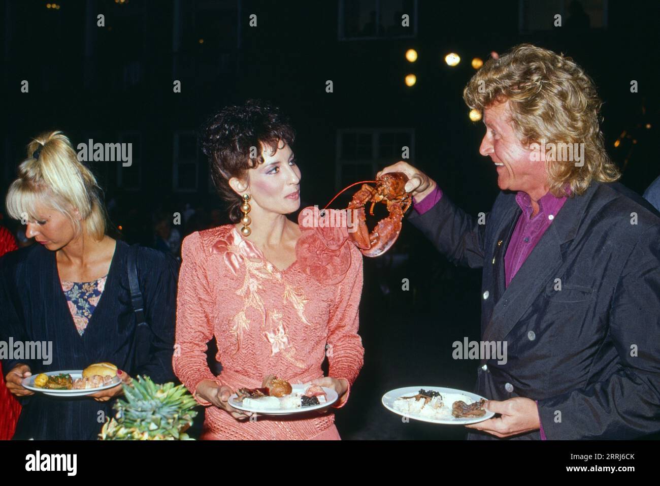 Anna Maria Kaufmann, kanadisch-deutsche Opernsängerin, am Buffet mit ...
