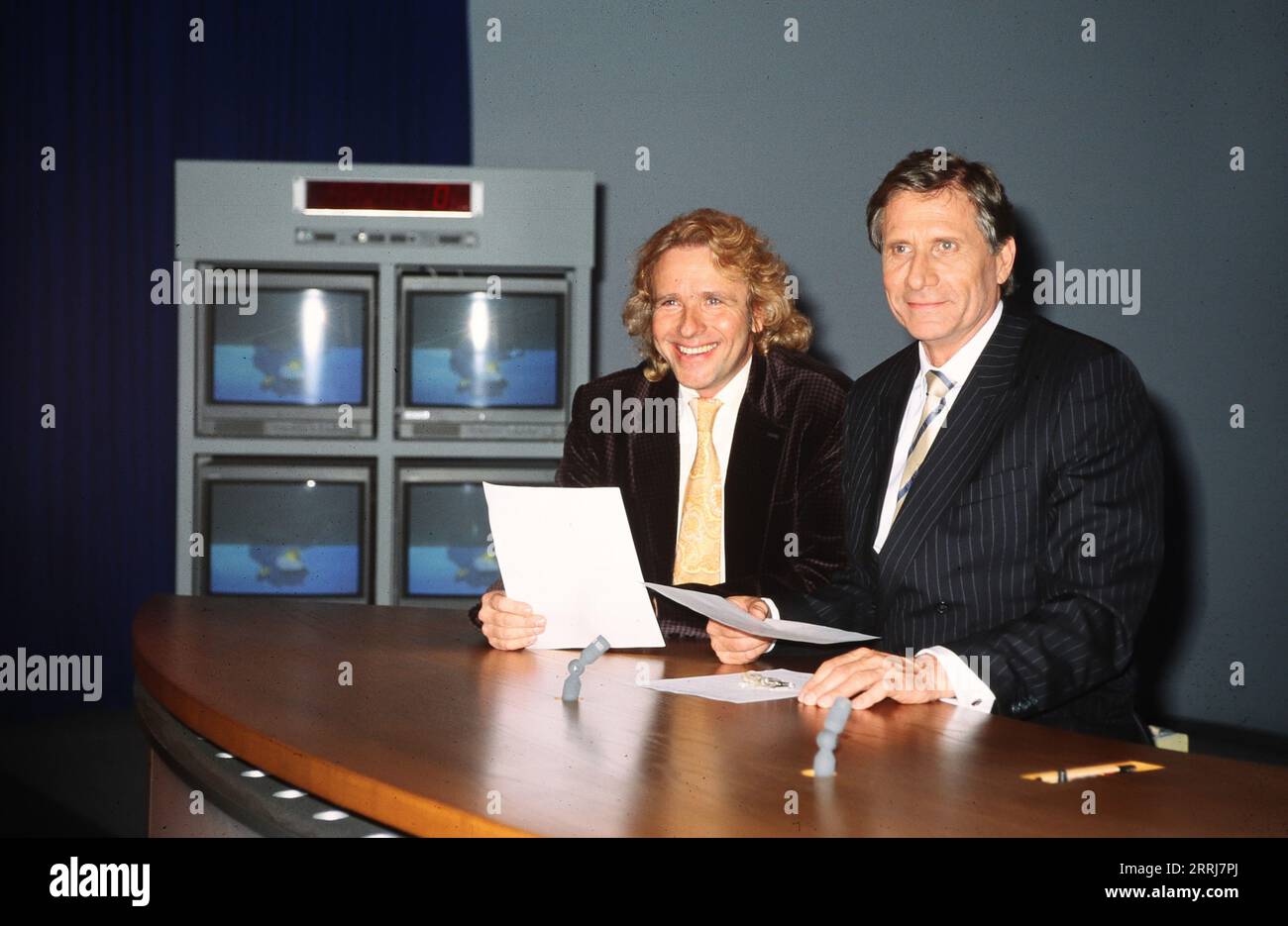 Journalist desk 1990s hi-res stock photography and images - Alamy