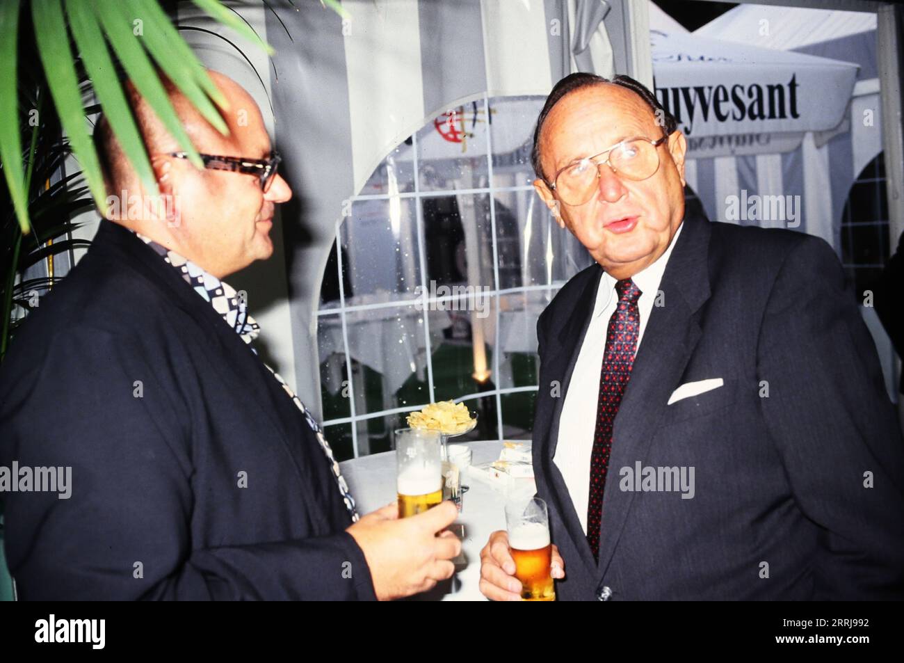 Manfred Schmidt, deutscher Kultur- und Eventmanager (links), mit Hans ...