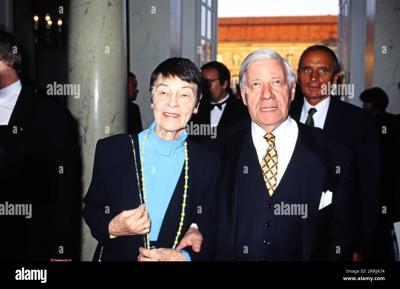 Loki Schmidt mit Ehemann, Ex-Bundeskanzler Helmut Schmidt, circa 1990 ...