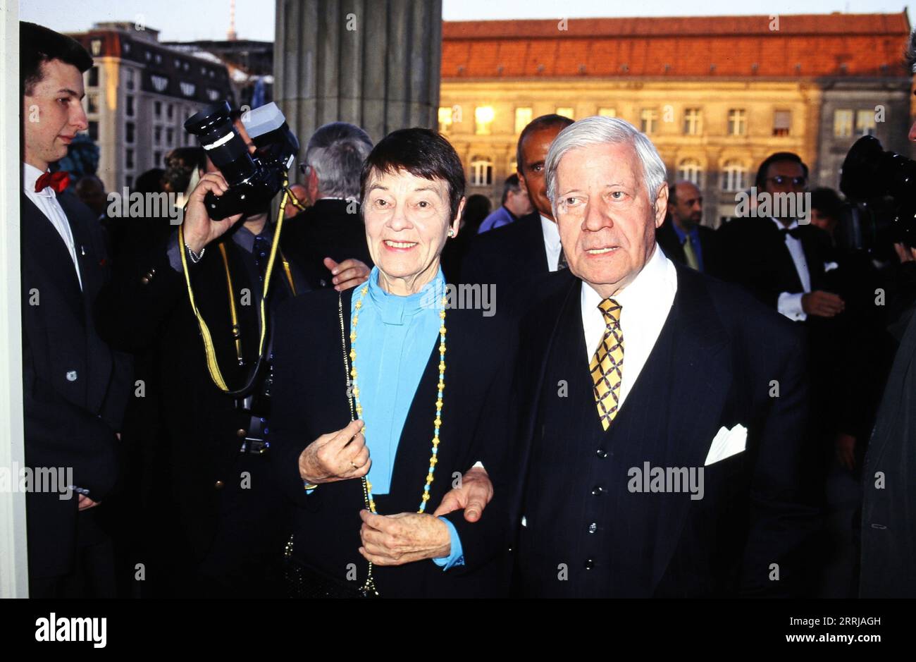 Loki und Helmut Schmidt kommen zu einer Veranstaltung, circa 1990 Stock ...