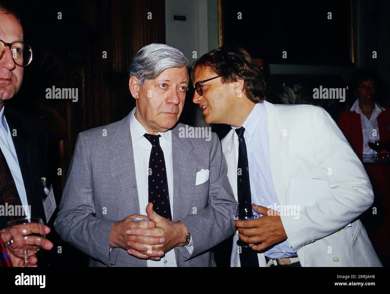 Mozart-Freunde: Bundeskanzler Helmut Schmidt im Gespräch mit ...