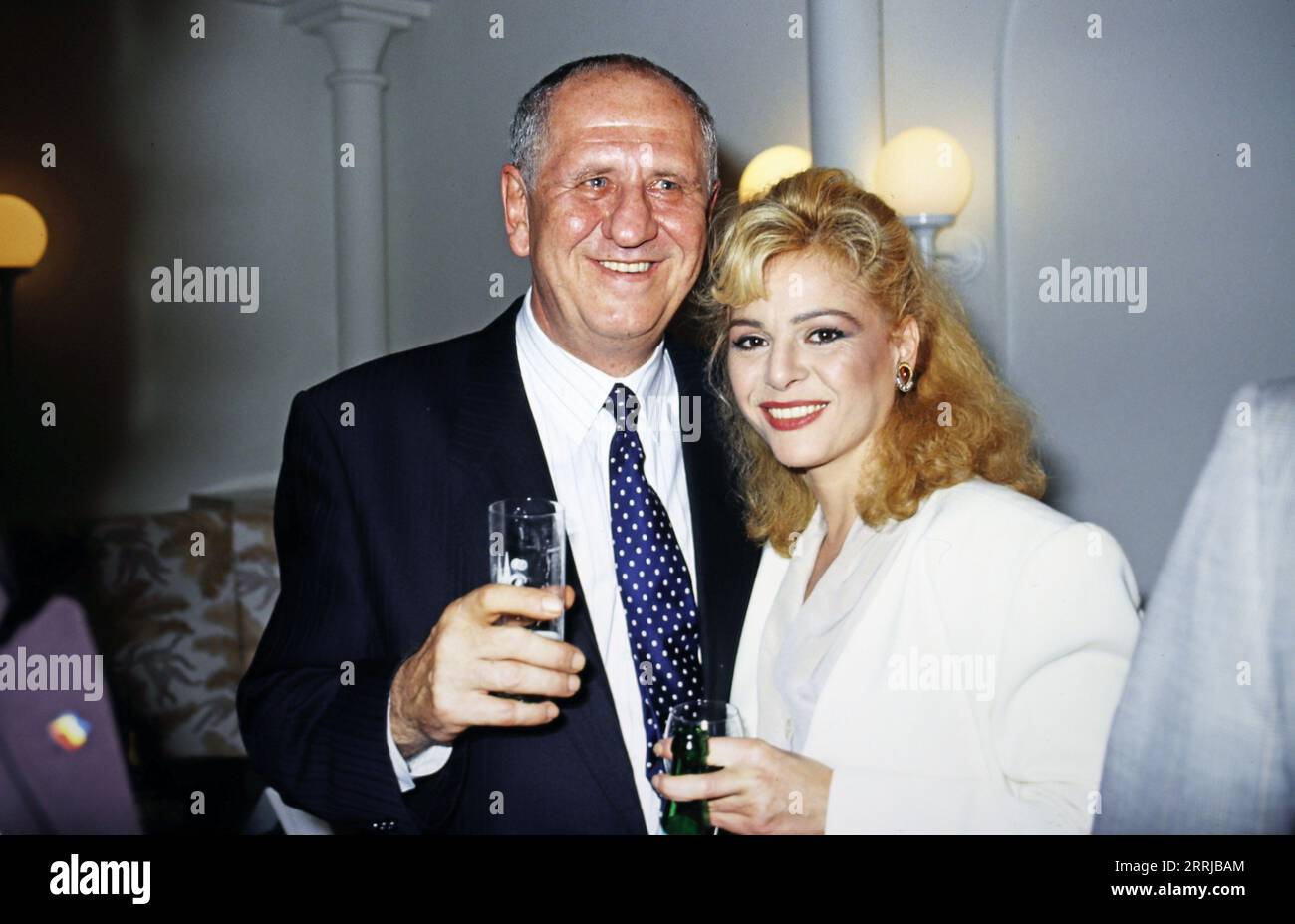 Karl Spiehs, österreichischer Filmproduzent, mit Schauspielerin Julia ...