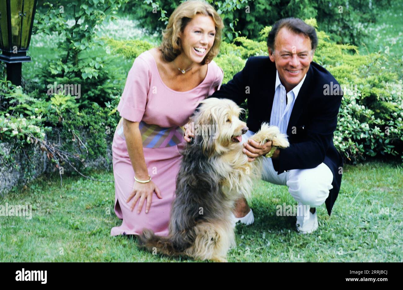 Gaby Dohm und Klausjürgen Wussow mit Filmhund in der ZDF-Serie: Die ...
