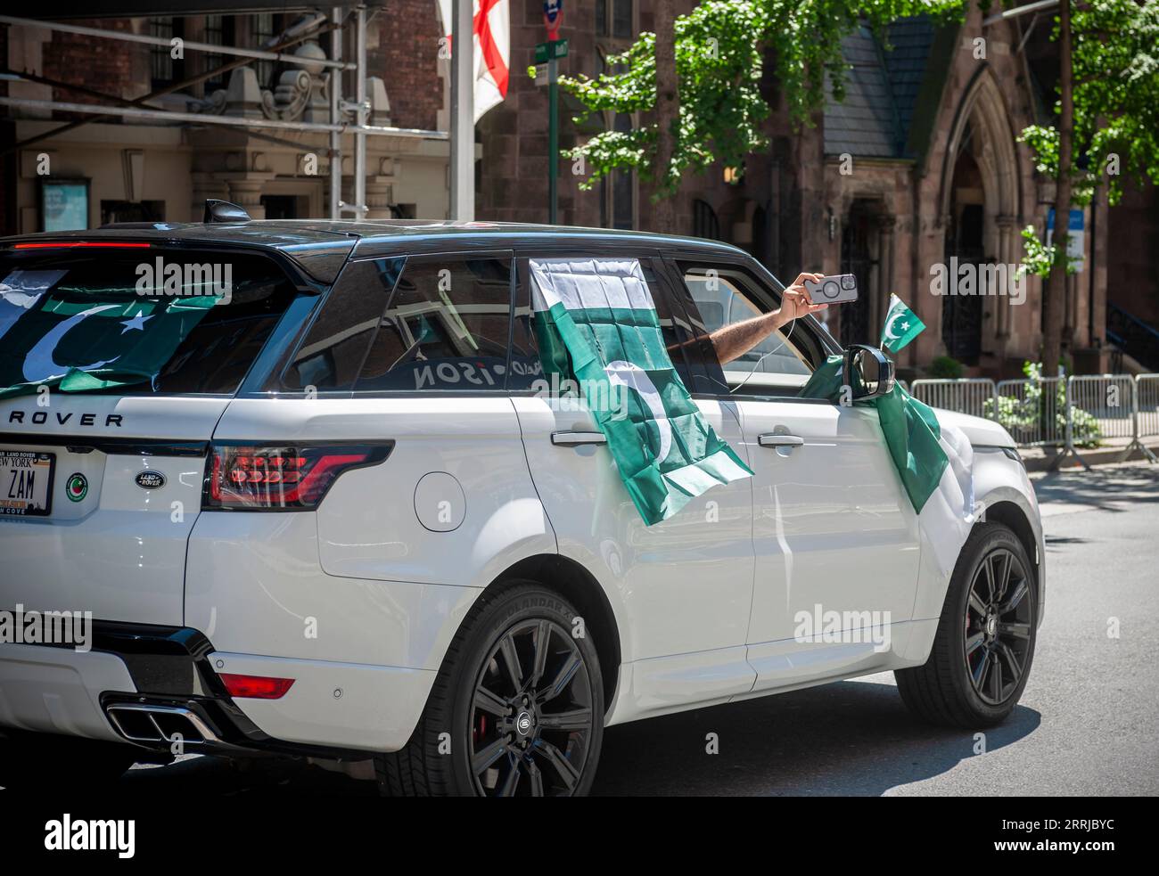 Pakistani-Americans and their supporters march on Madison Avenue in New ...