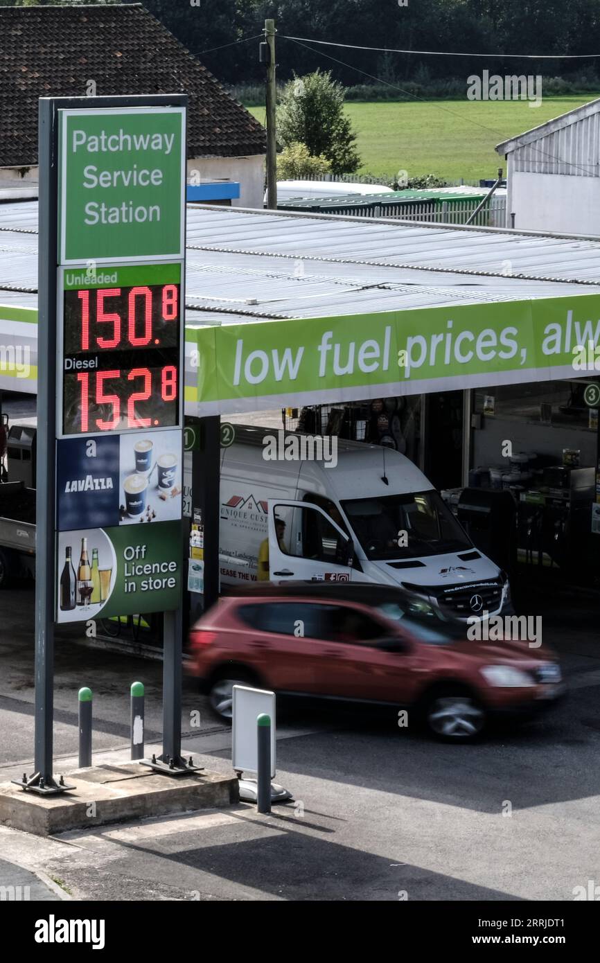 Green service station hi-res stock photography and images - Alamy