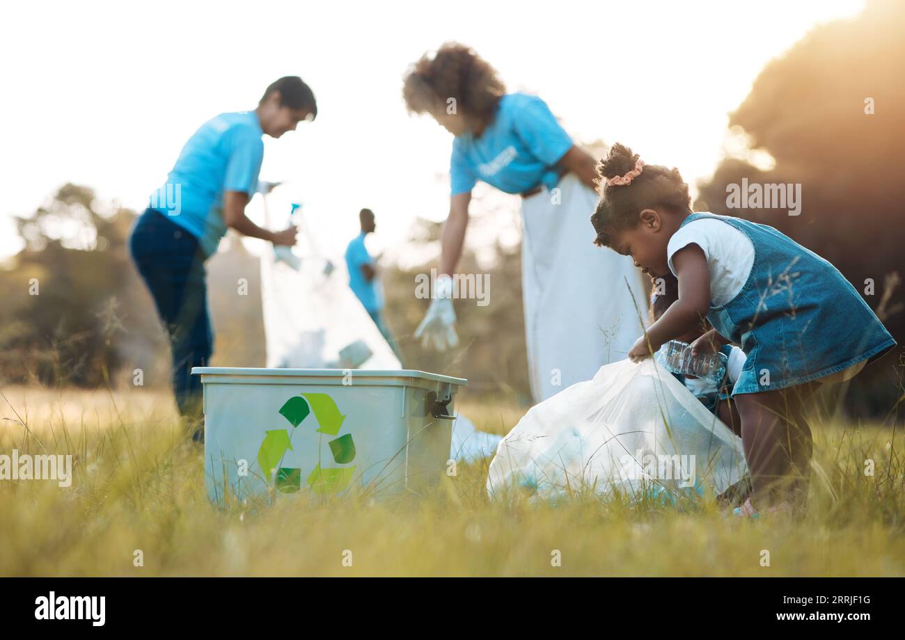 Community clean up kids hi-res stock photography and images - Alamy