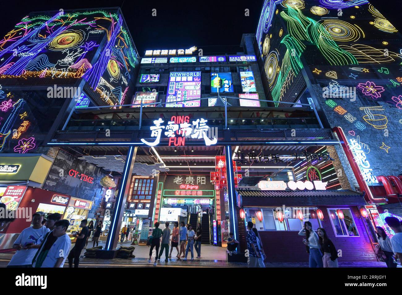 220723 -- GUIYANG, July 23, 2022 -- People tour a local market at the ...